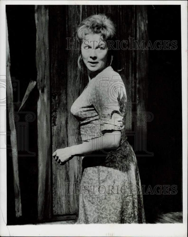 1957 Press Photo British Actress Wendy Hiller in "A Moon for the ...