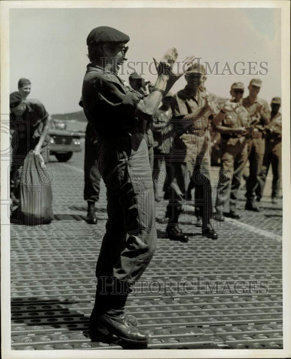 1968 Press Photo Actress Martha Raye Visiting Airfield in Vietnam ...
