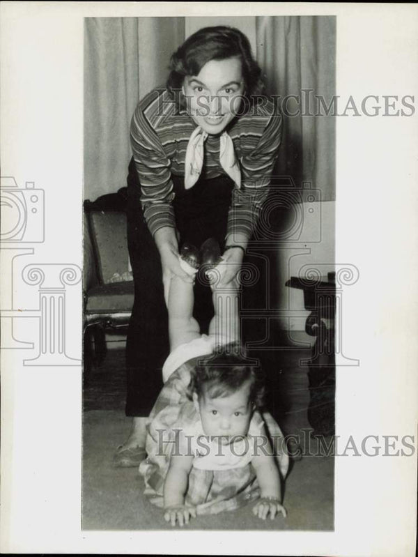 1955 Press Photo Actress Lale Oraloglu & Daughter Alev at Home in Ista ...