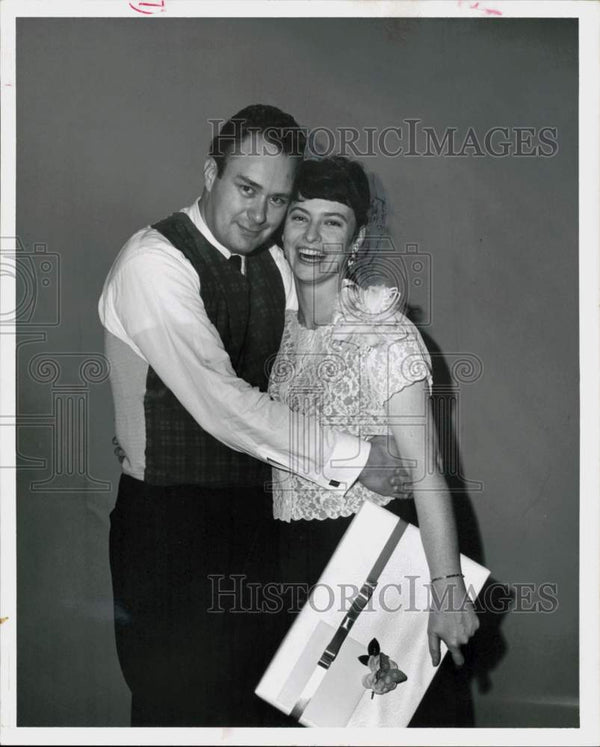 1964 Press Photo Houston Actor Warren Munson & Wife Betty at New Home ...