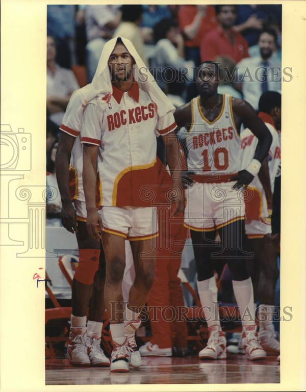 1989 Press Photo Rockets' Derrick Chievous and Purvis Short after game ...