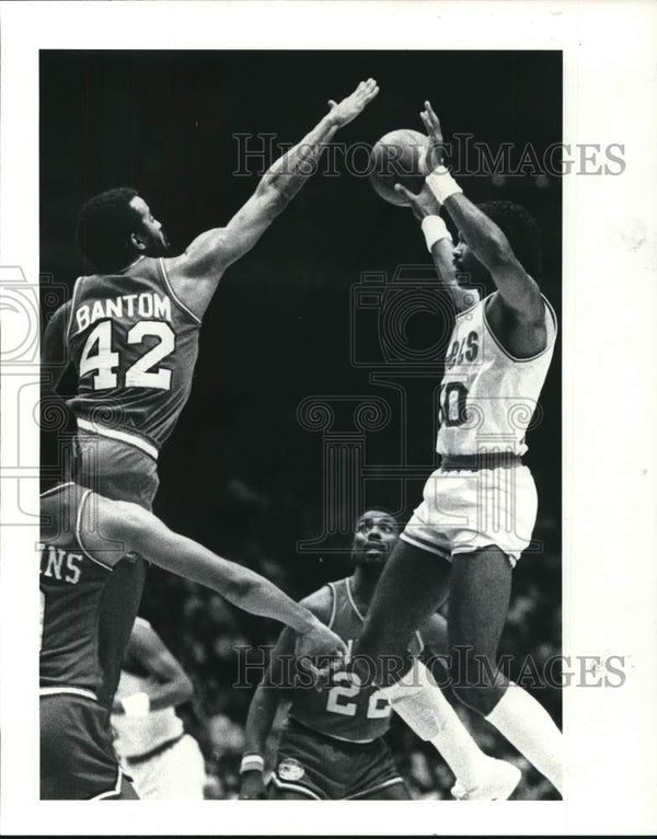 1982 Press Photo Robert Reid, Mike Bantom, Rockets vs. 76ers Basketball ...