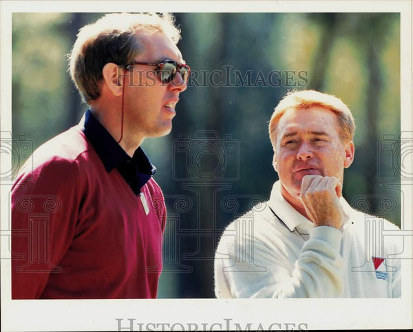 1990 Press Photo Rich Habeggaer and Duke Butler watch a golf tournament ...