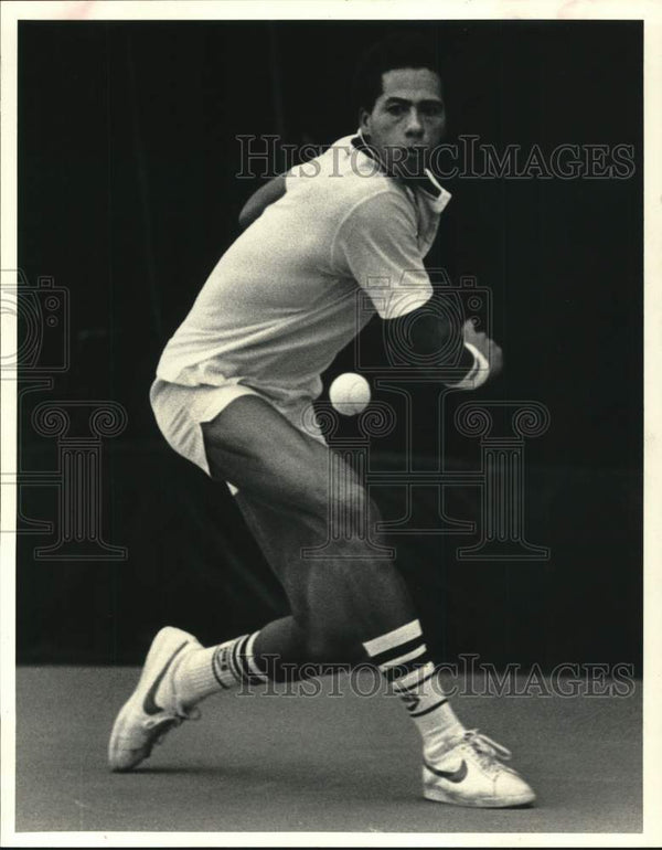1982 Press Photo Tennis Player Chip Hooper Makes Backhand Return - hps ...