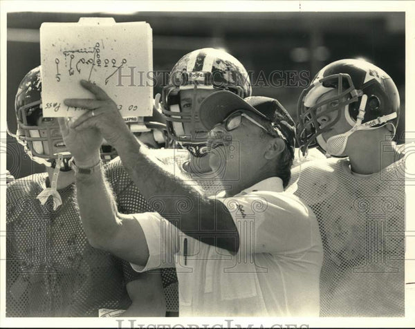 1987 Press Photo St. John football coach Skip Lee and players at pract ...