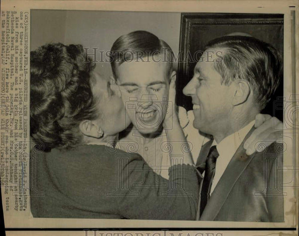 1968 Press Photo Lt. David Matheny reunited with parents in Washington ...