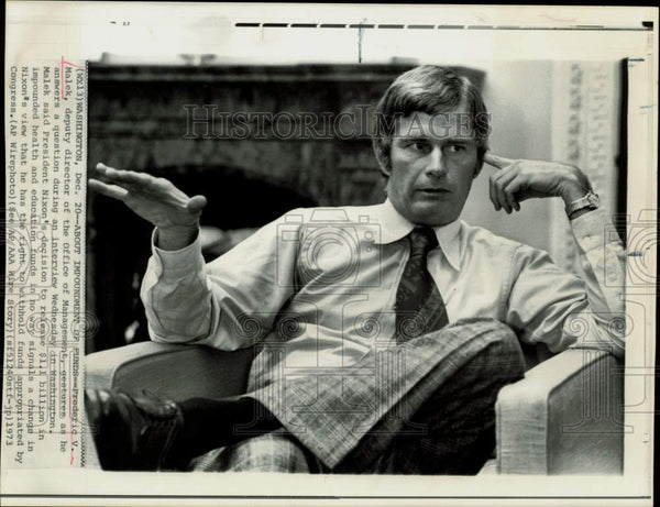 1973 Press Photo Frederic Malek gestures during Washington interview ...