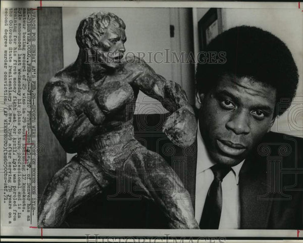 1971 Press Photo Ron Lyle, Boxer with Statue in Denver, Colorado ...