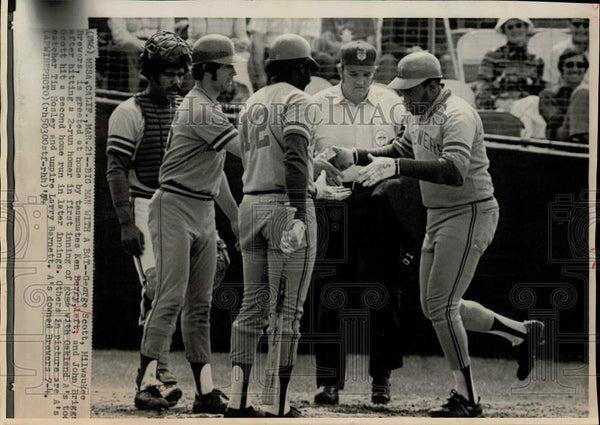 1974 Press Photo George Scott with Brewers baseball teammates after his ...