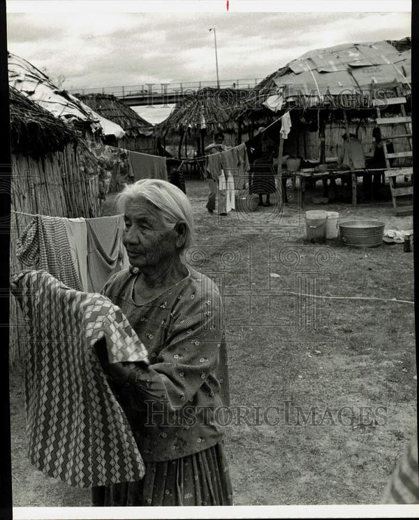 1980 Press Photo Kickapoo Indian woman hangs out washing in a village ...