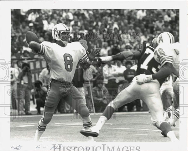 1981 Press Photo Oilers football player John Reaves launches a ...