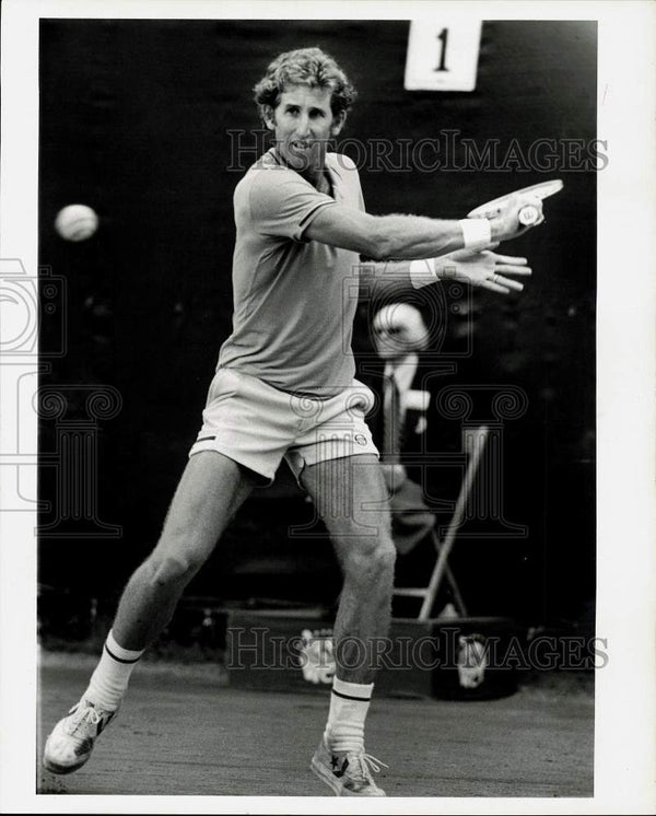 1978 Press Photo American tennis pro Brian Gottfried eyes backhand ...