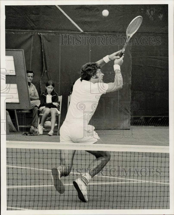 1971 Press Photo American tennis pro Clark Graebner chased back in win ...
