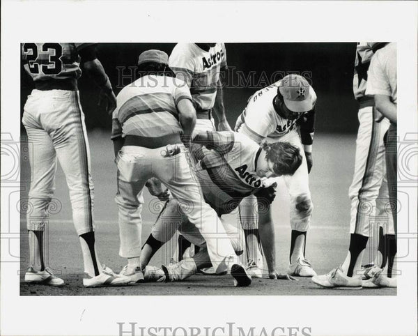 1980 Press Photo Ken Forsch helped by Astros baseball teammates after ...