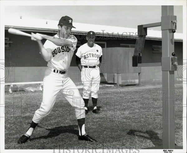 Press Photo Houston Astros baseball player Ron Davis at batting machin ...