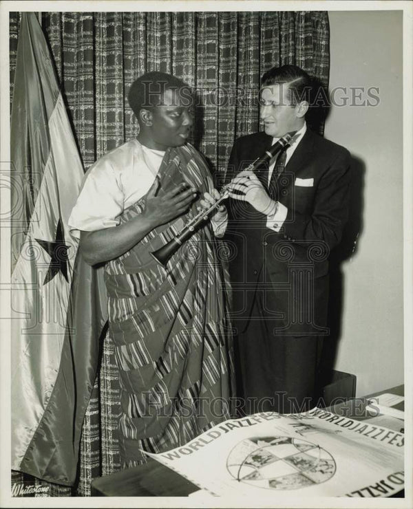 1960 Press Photo Alex Quaison-Sackey and Owen Engel view clarinet and ...