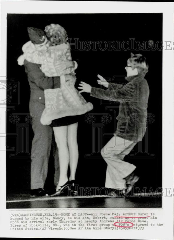 1973 Press Photo Ex-POW Arthur Burer is welcomed at Andrews AFB by wif ...