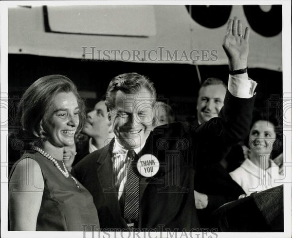 1966 Press Photo Nelson Rockefeller and wife Happy wave to crowd in New ...