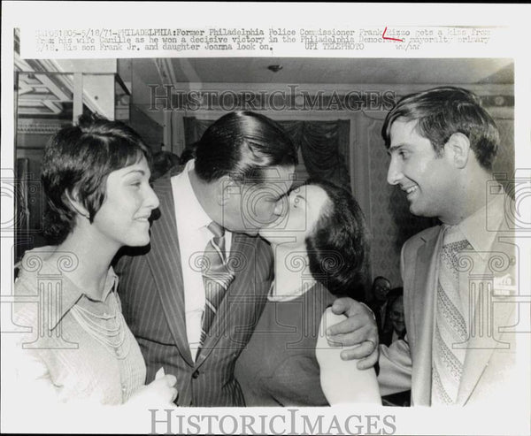 1971 Press Photo Frank Rizzo, kissed by wife Camille as son & daughter ...