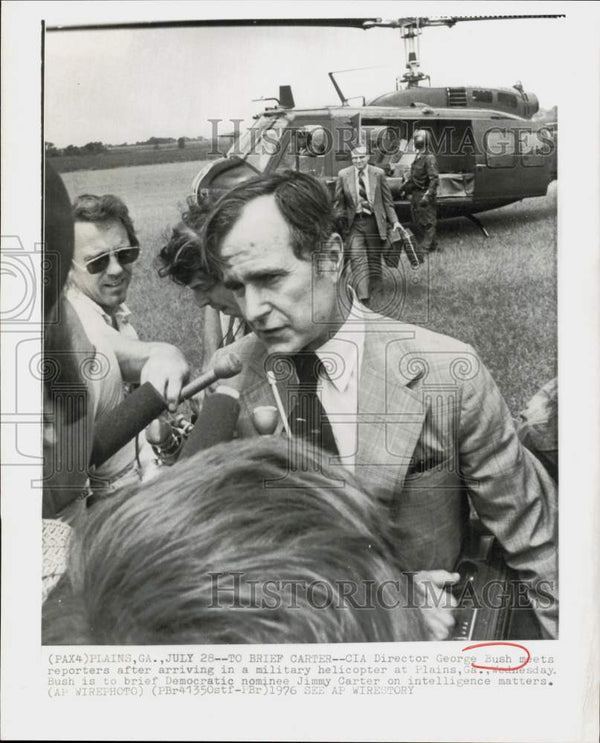 1976 Press Photo CIA Director George Bush meets reporters at Plains ...