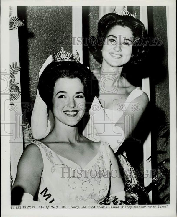 1963 Press Photo Penny Lee Rudd Crowns Jean Richey Amaker "Miss Texas ...