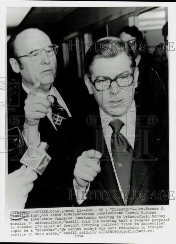 1974 Press Photo Thomas Meskill and Joseph Burns leaving Connecticut ...