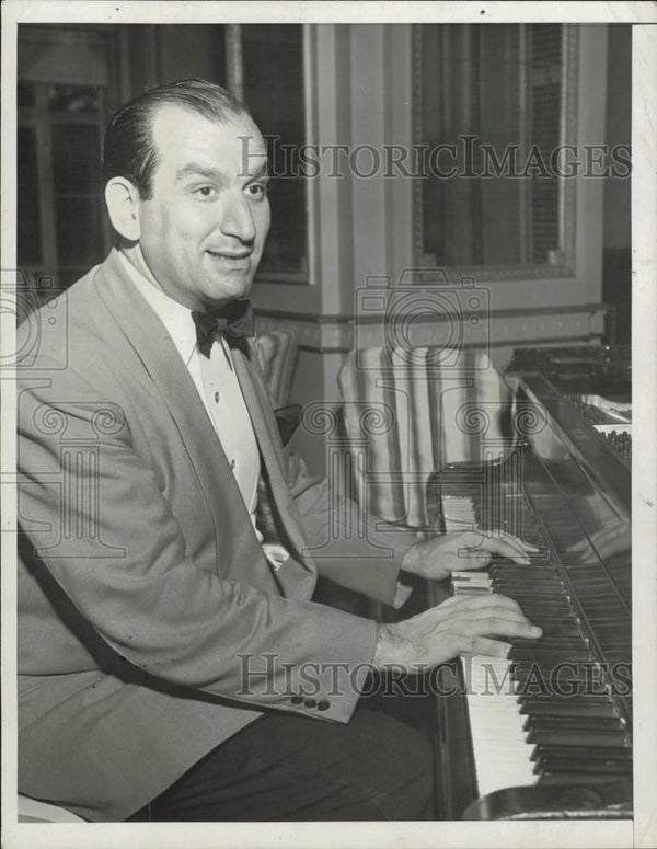 Press Photo Barnee Breeskin plays piano - kfx48688 - Historic Images