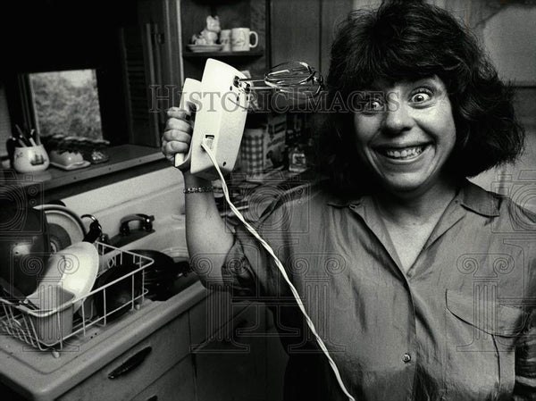 1987 Press Photo Susan Vass making jokes at her home kitchen - lra06830 ...