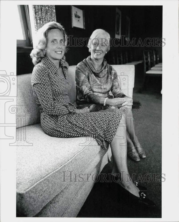 1977 Press Photo Mmes. Richard Weil III and Mary Baum Jr. pose at event ...
