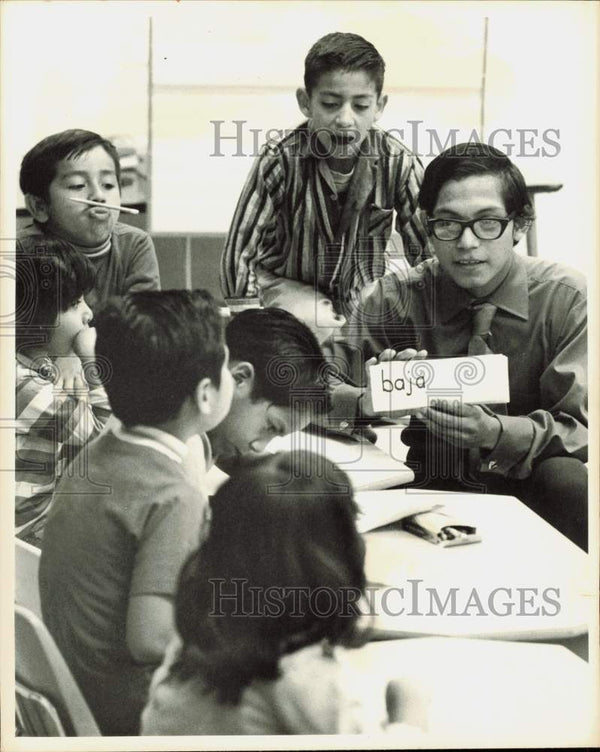 1982 Press Photo Joe Bernal and students at his bilingual class ...
