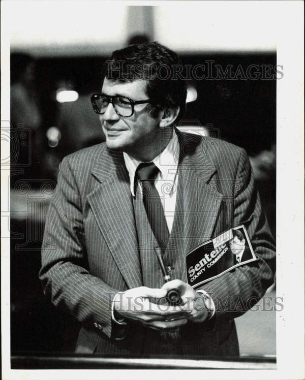 1980 Press Photo David Sentelle with pipe - lra66560 - Historic Images