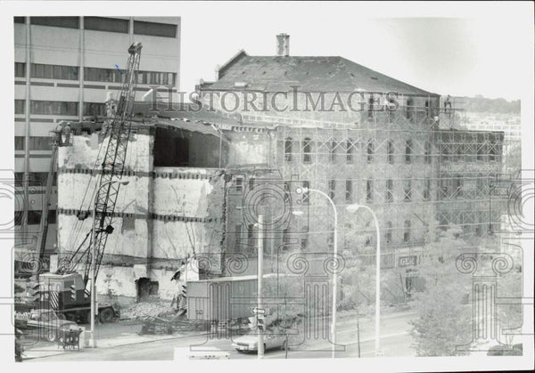 1987 Press Photo Crew Demolishes Section of Amos Building, Syracuse ...