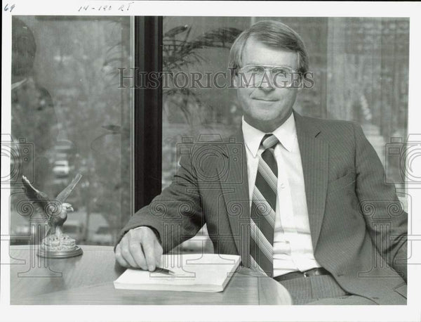 1988 Press Photo Nelson Tilden, president of Medical Search Consultants ...