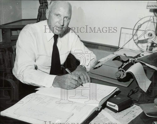 1954 Press Photo Marine Captain Henry Fromke working on his office desk ...
