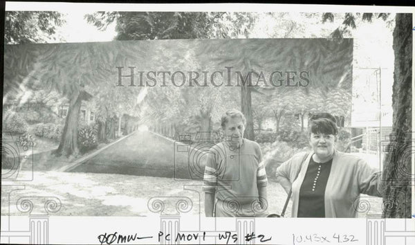 1992 Press Photo Bob and Jeanette Carter beside painting used in "Dr ...