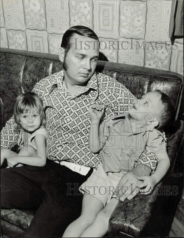 1972 Press Photo Epilepsy Victim James Rasor with His Children - lrb04 ...
