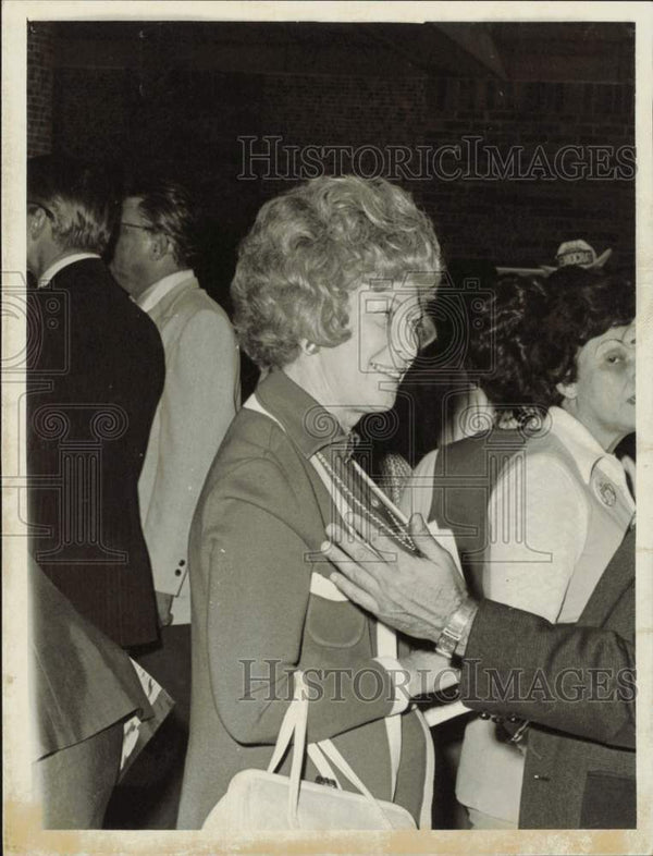 1972 Press Photo Rose Gordon greets delegates at an event - lrb10640 ...