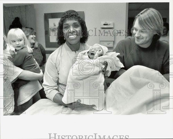 1993 Press Photo Verona Gentry holds baby Olin Anderson in Alaska ...