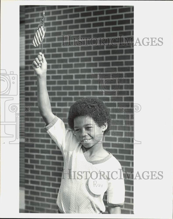 1981 Press Photo Ray Forney Waving Flag at Pineville Elementary School ...