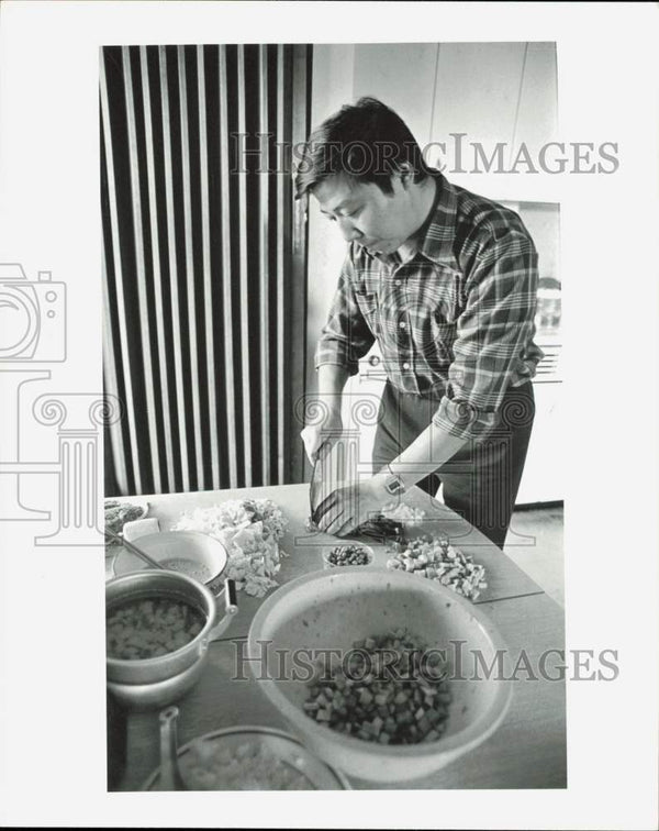 1986 Press Photo Yang Bei Cooking Lunch for Roommates, APU Atwood ...