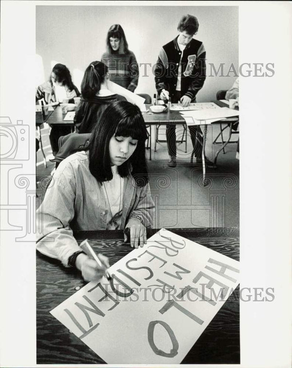 1989 Press Photo Students Making Signs for President Bush's Anchorage ...
