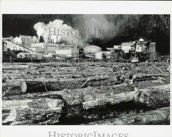 1990 Press Photo Logs stacked and waiting at Alaska Pulp Corporation ...