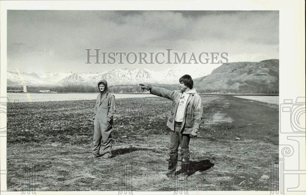 1987 Press Photo Pat & Patricia Mulligan at Sunitome Farm in Alaska ...