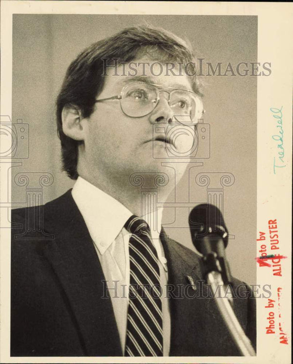 1985 Press Photo Mead Treadwell speaking at a microphone in Anchorage ...