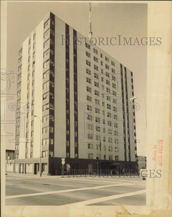 1984 Press Photo View of a city building in Anchorage, Alaska ...