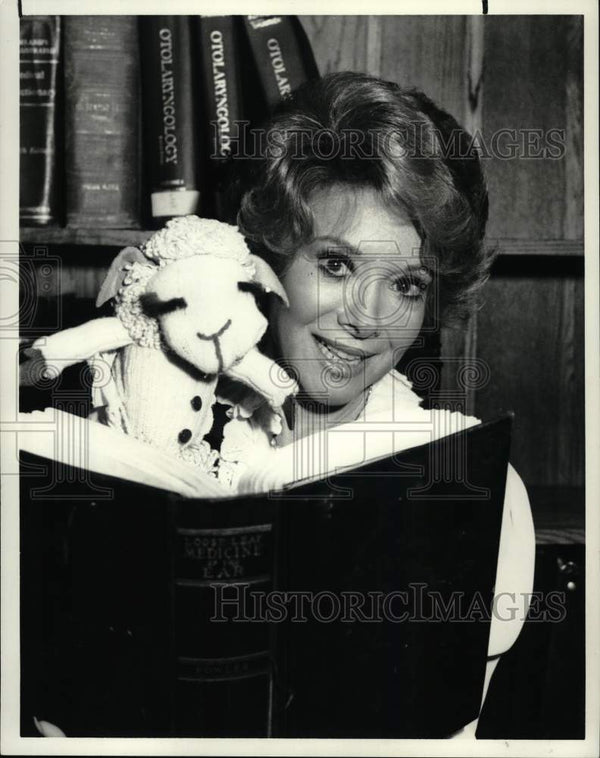 1983 Press Photo Sheri Lewis and Lambchop in The 1983 Lions Telethon ...