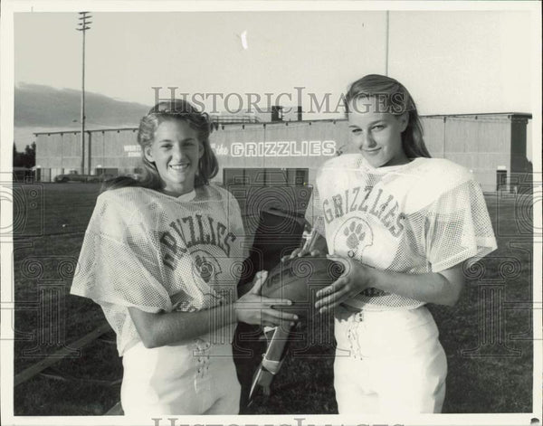 1983 Press Photo Helen Hunt and Tami Maida in "Quarterback Princess ...