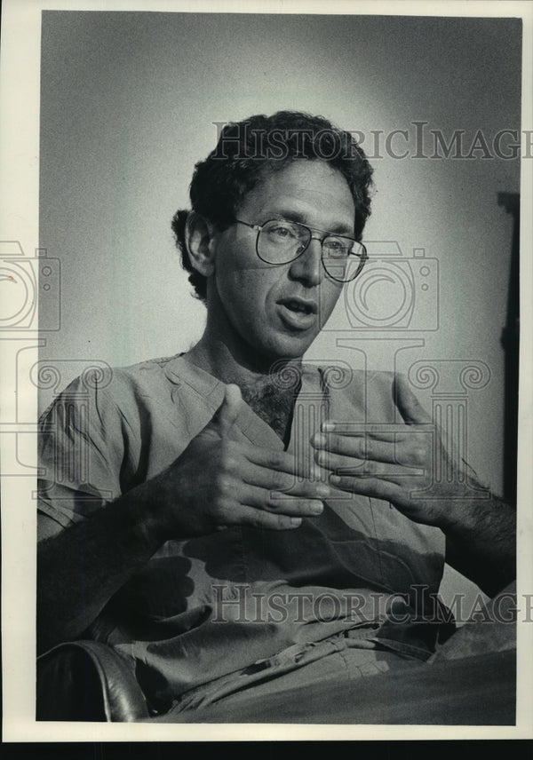 1985 Press Photo Thomas Alpren, Ophthalmologist at St. Francis hospital ...