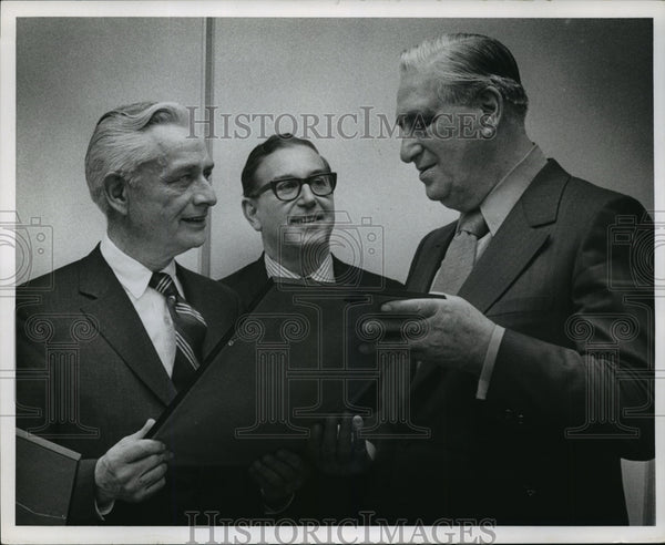 1971 Press Photo Donald B Abert, Journal Company president & Newell ...