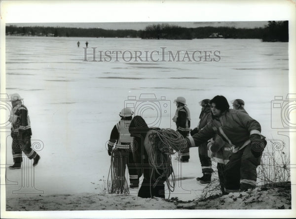 1994 Press Photo Rescue personnel recovering the body of David M Albert ...